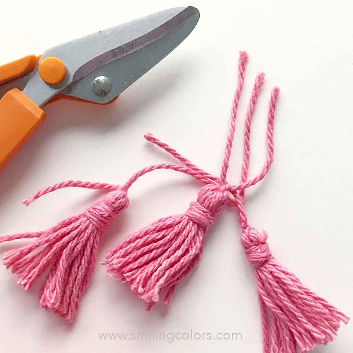 How To Make A Tassel From Yarn - Smiling Colors